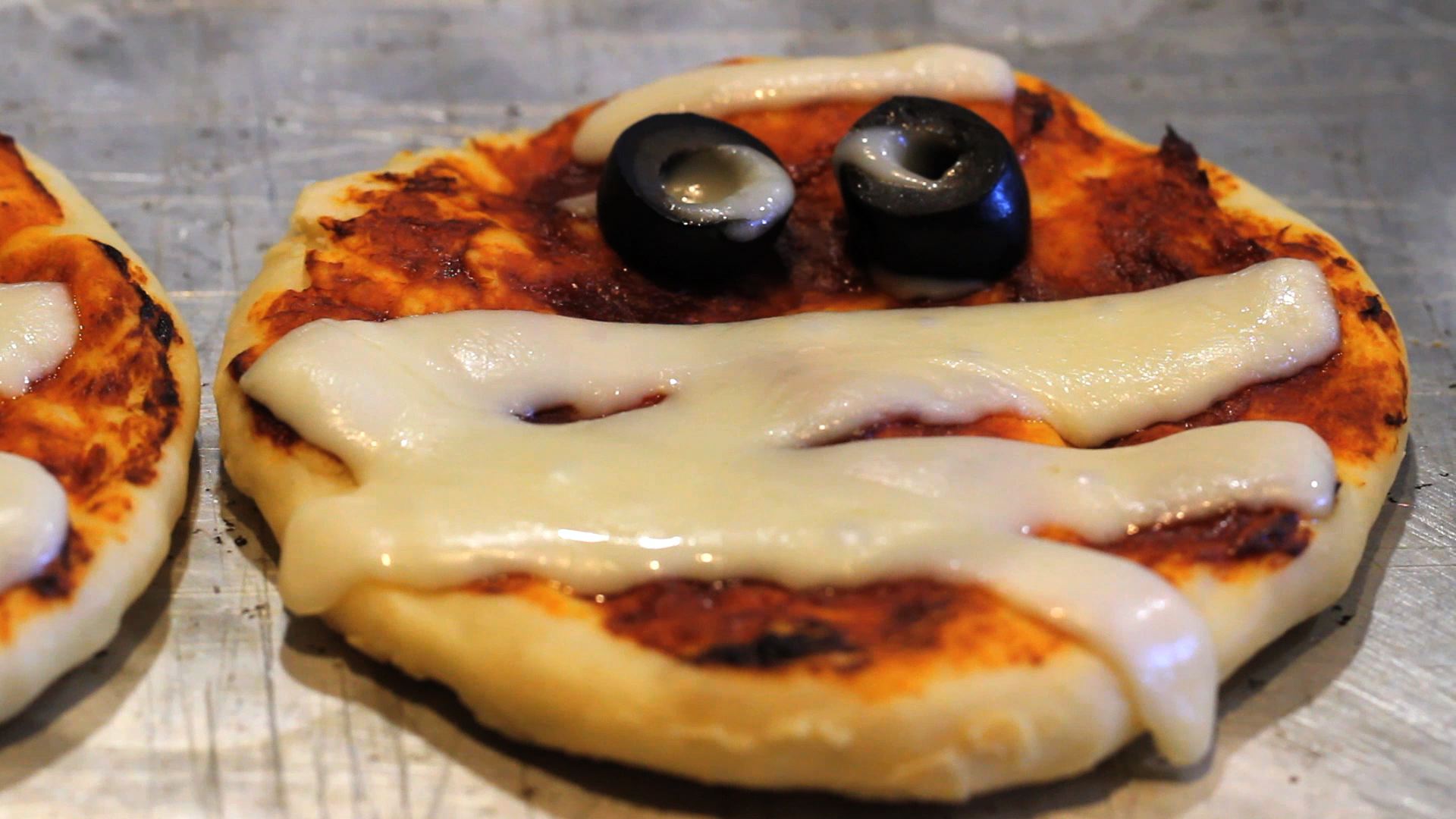 Baby pizzas mummies for Halloween | Buona Pappa